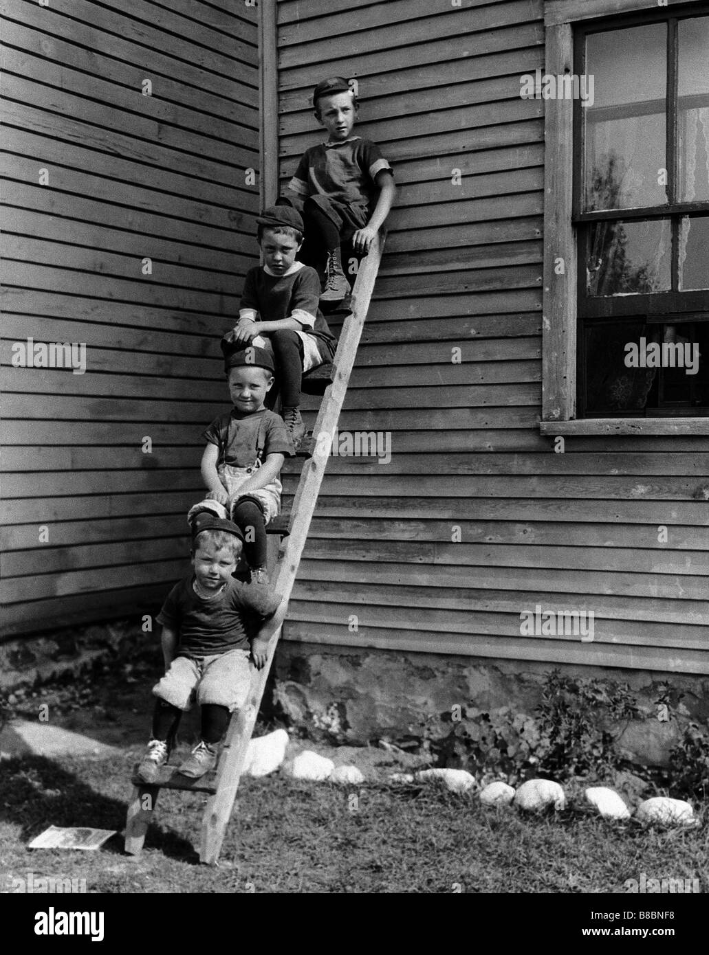 FL3255, ANCESTRAL PHOTO; Children sitting ladder Stock Photo - Alamy