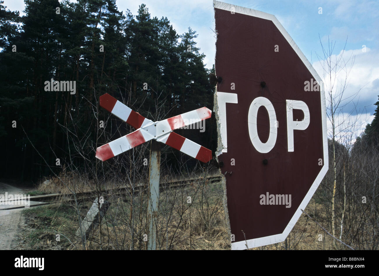 Abandoned railroad crossing sign hi-res stock photography and images ...