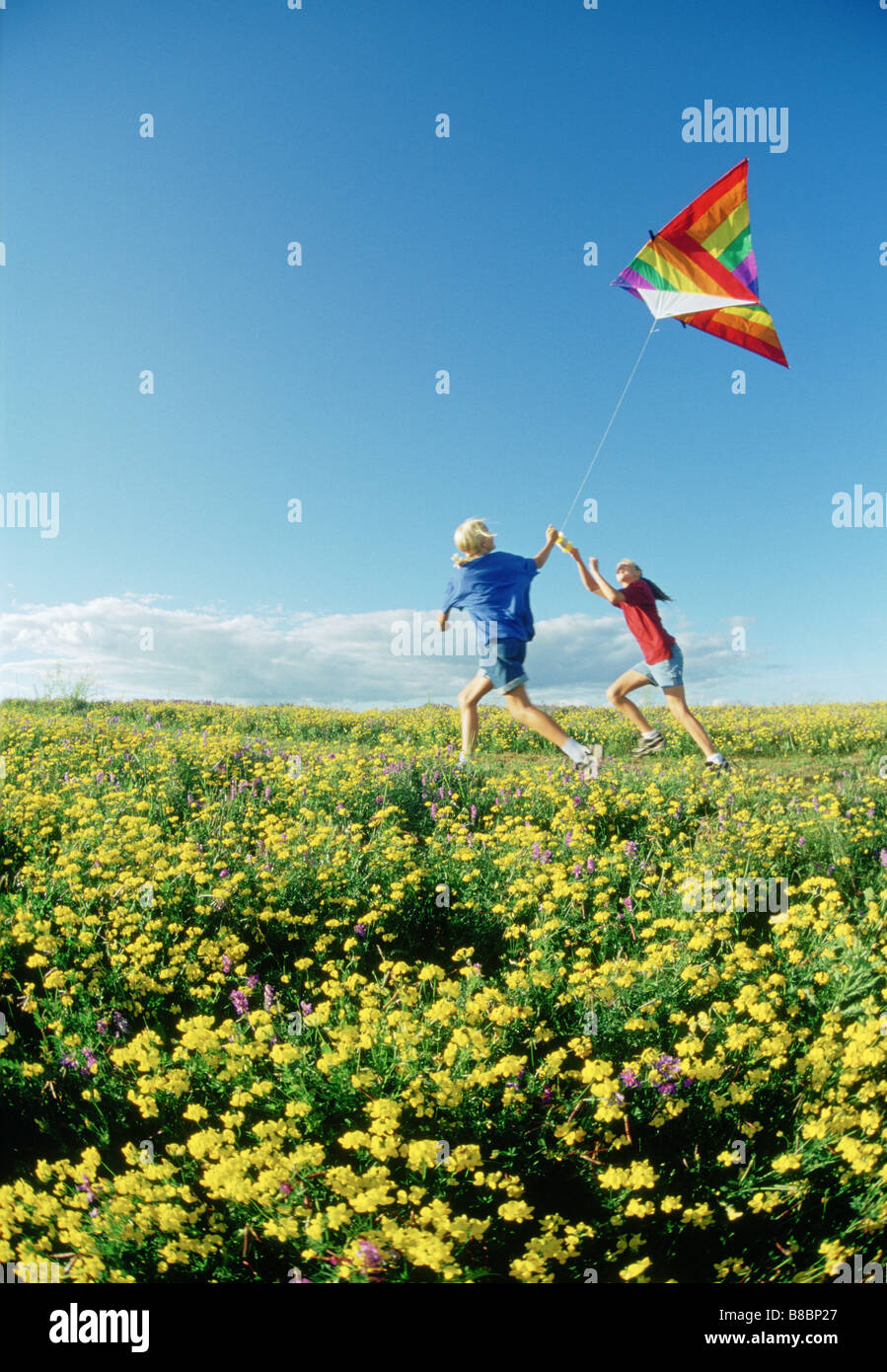 Girls flying kite hi-res stock photography and images - Alamy