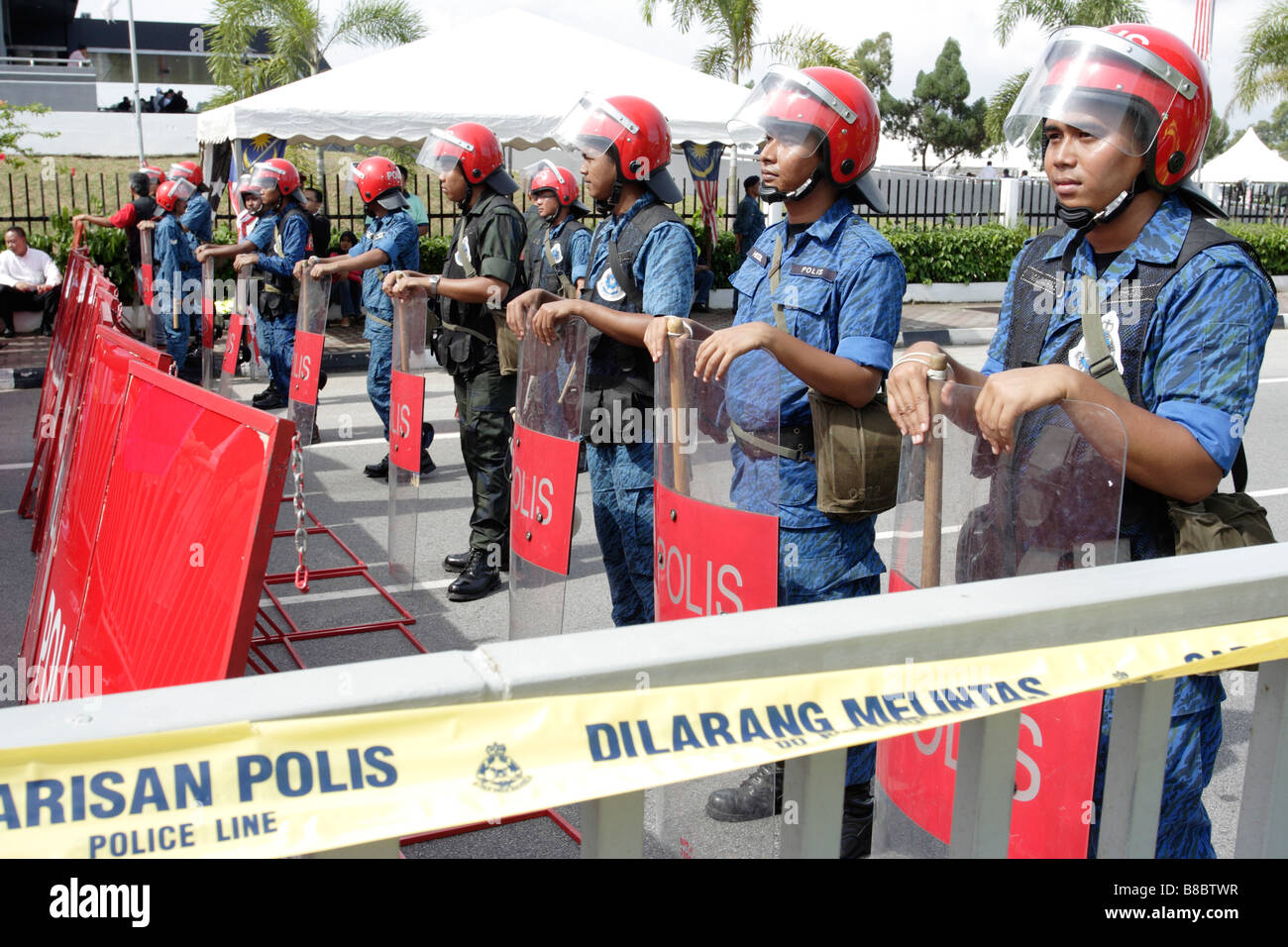 Malaysian anti riot police fru hi-res stock photography and images - Alamy