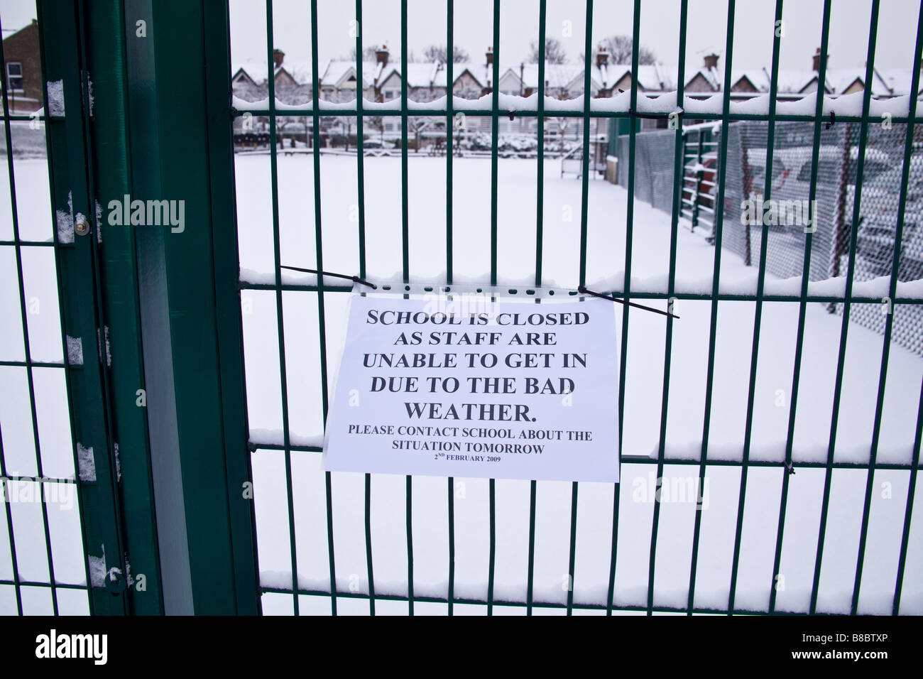 School closed sign uk hi-res stock photography and images - Alamy