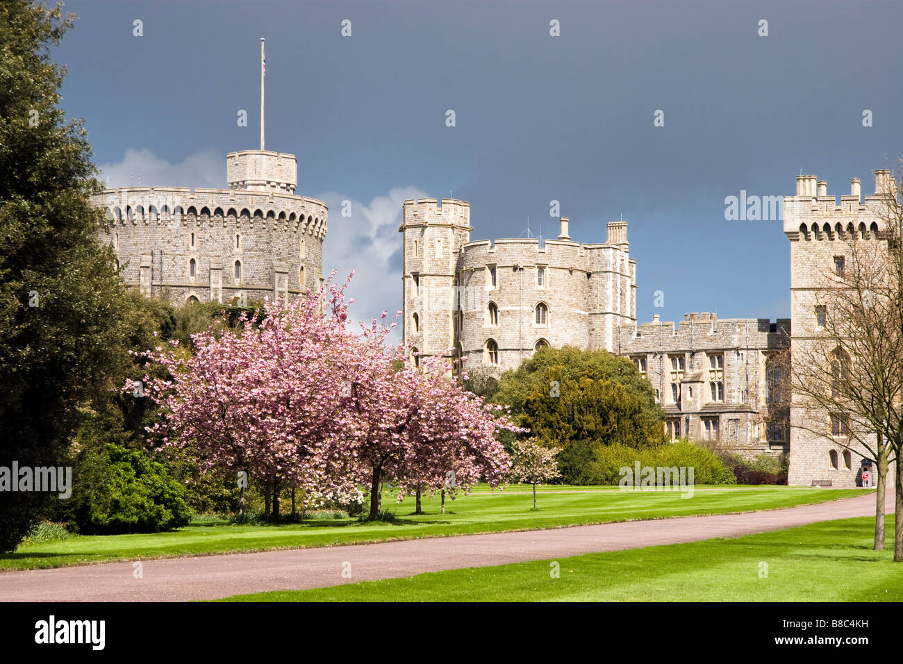 Drive to the castle entrance hi-res stock photography and images - Alamy