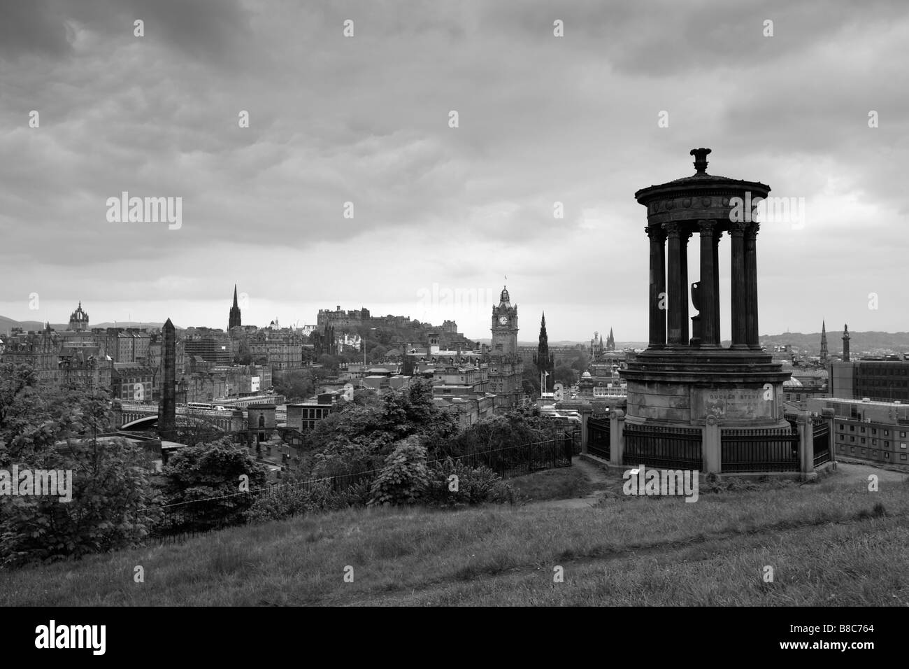 Burns' Monument and Edinburgh Skyline Stock Photo - Alamy