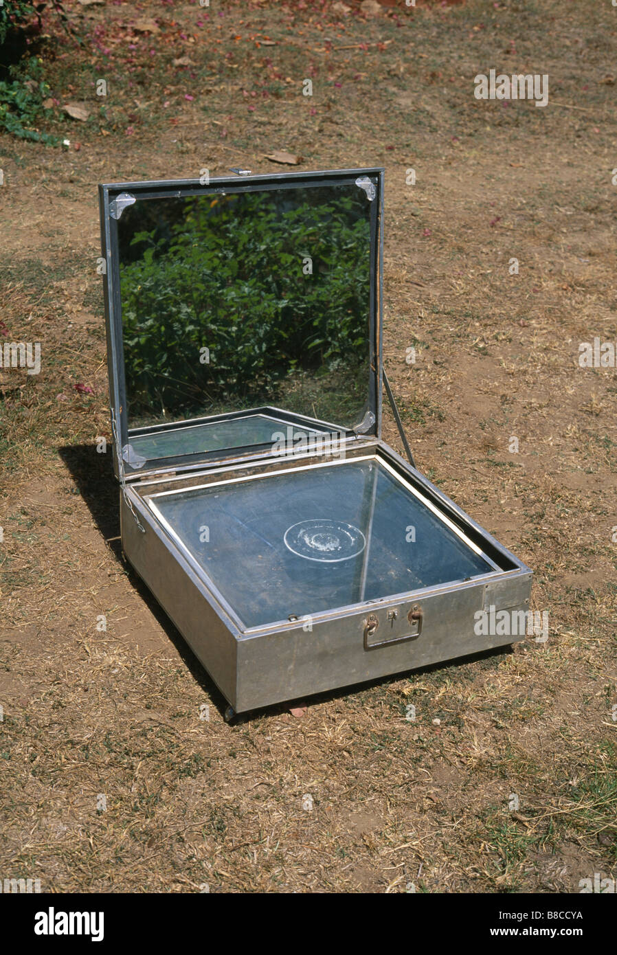 Solar cooker india hi-res stock photography and images - Alamy