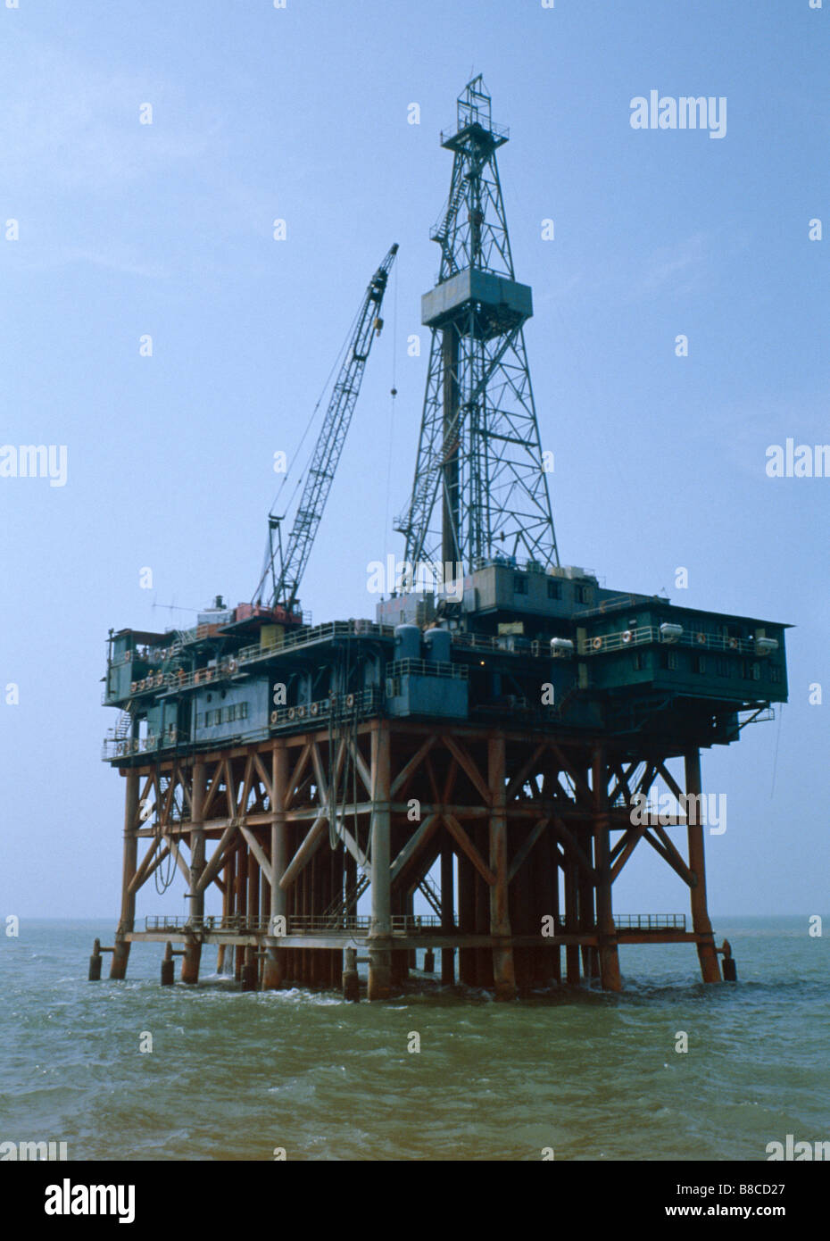 OIL PRODUCTION PLATFORM Stock Photo - Alamy