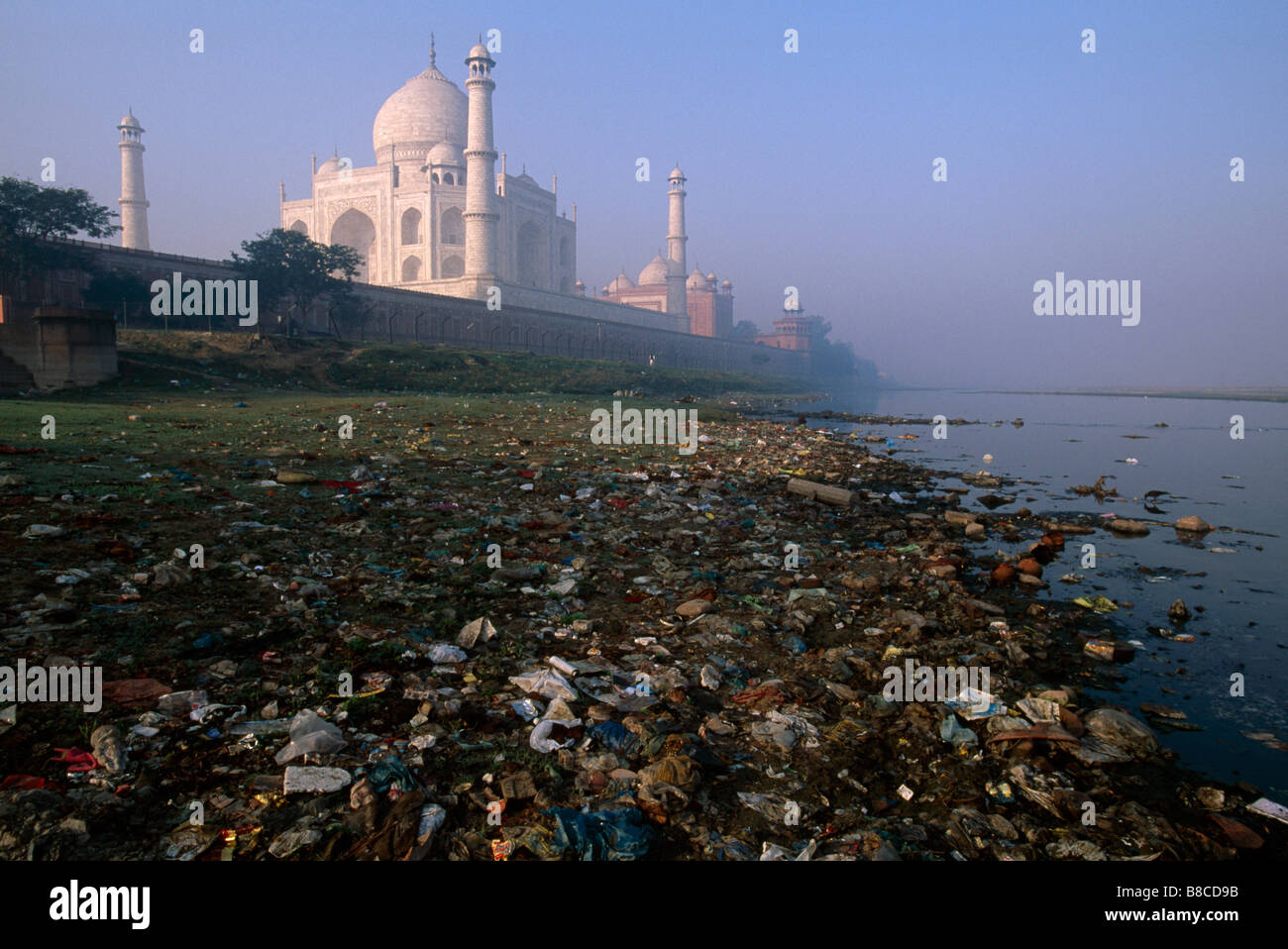 TAJ MAHAL AND RUBBISH Stock Photo - Alamy