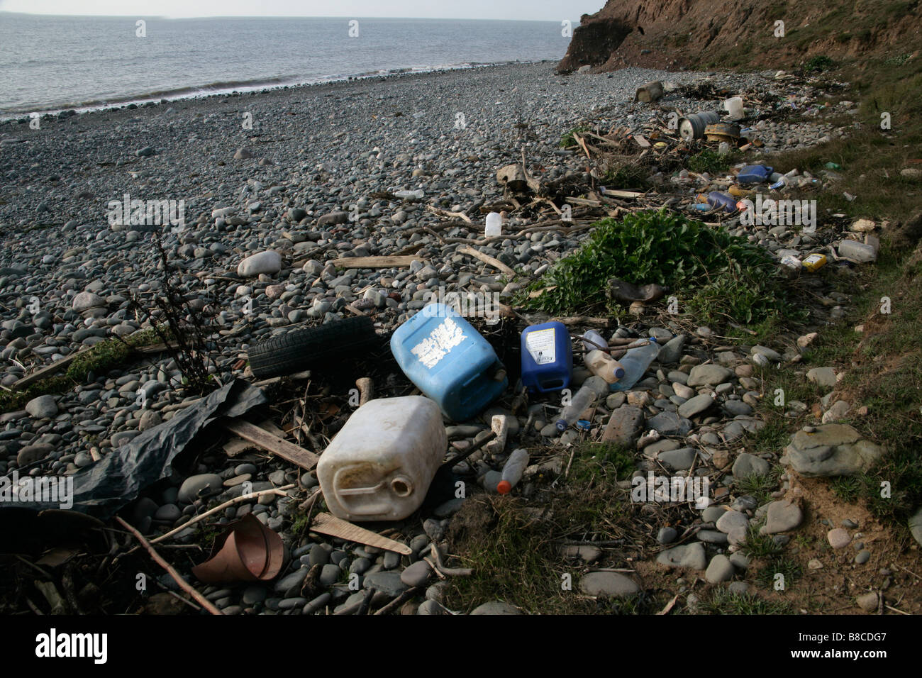 RUBBISH ON BEACH Stock Photo - Alamy