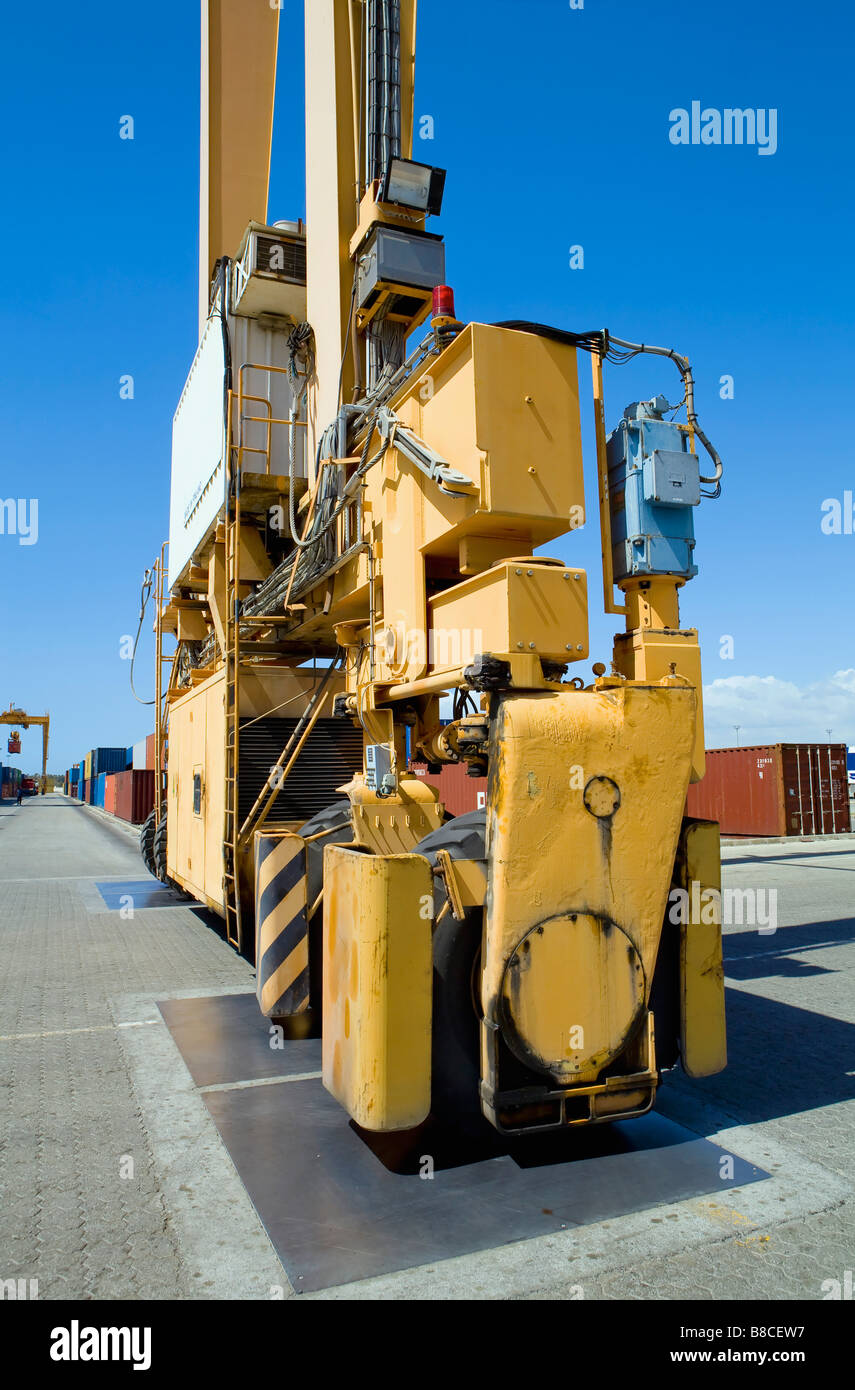 Moving container cranes hi-res stock photography and images - Alamy