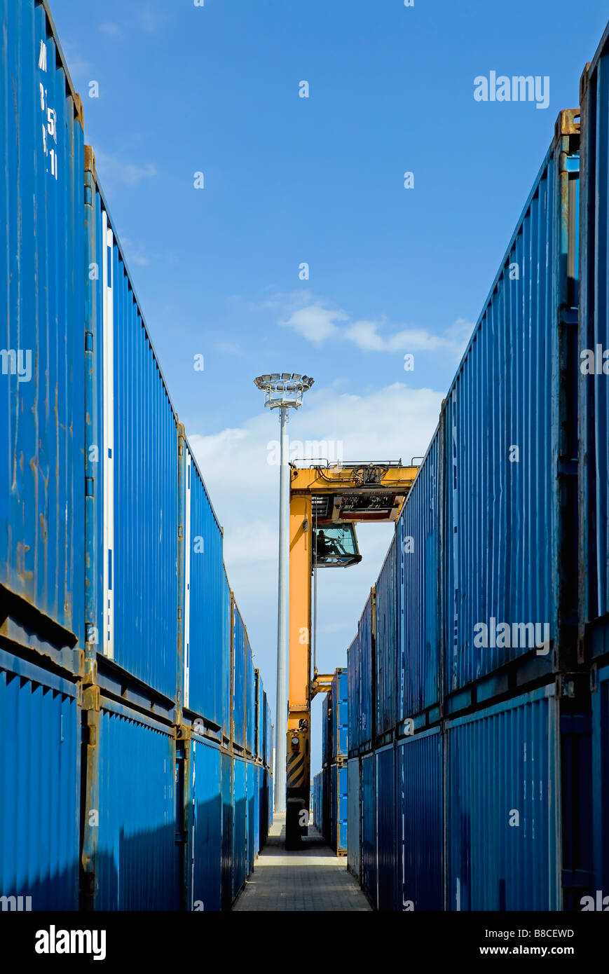 Moving container cranes hi-res stock photography and images - Alamy