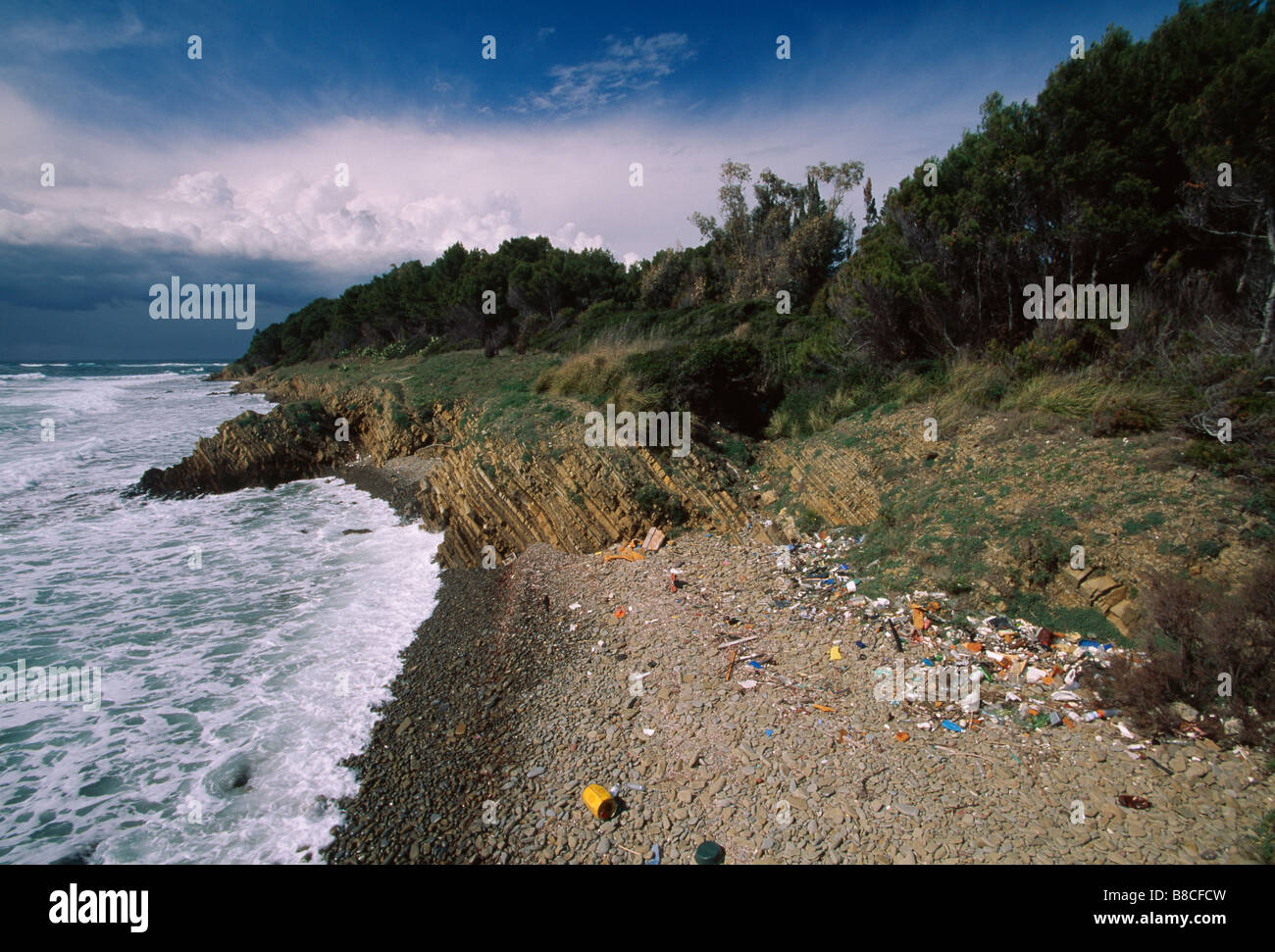 RUBBISH ON BEACH Stock Photo - Alamy