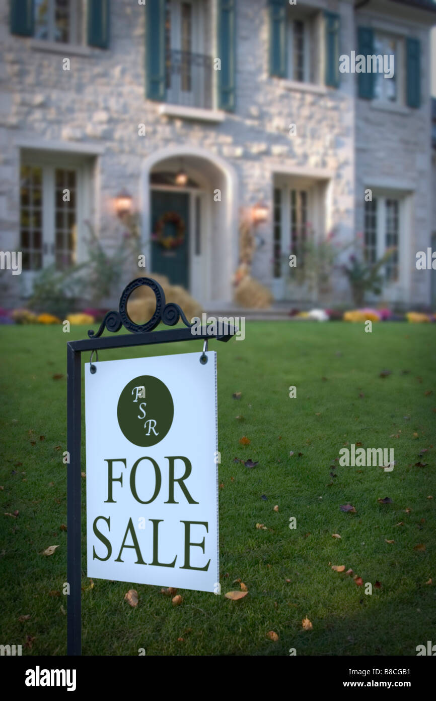 For Sale Sign Lawn Stock Photo - Alamy