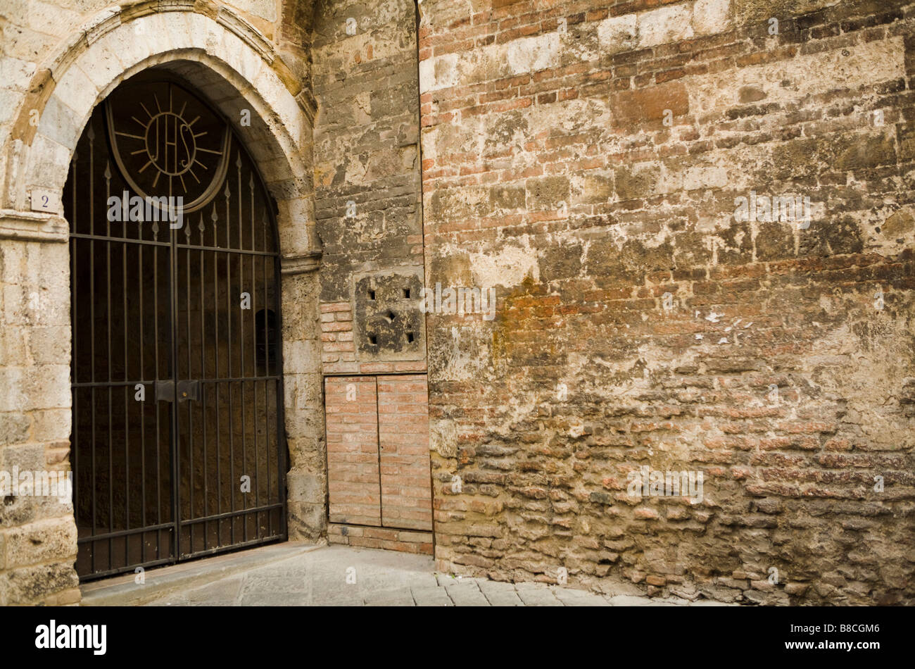 Stone wall iron gates hi-res stock photography and images - Alamy