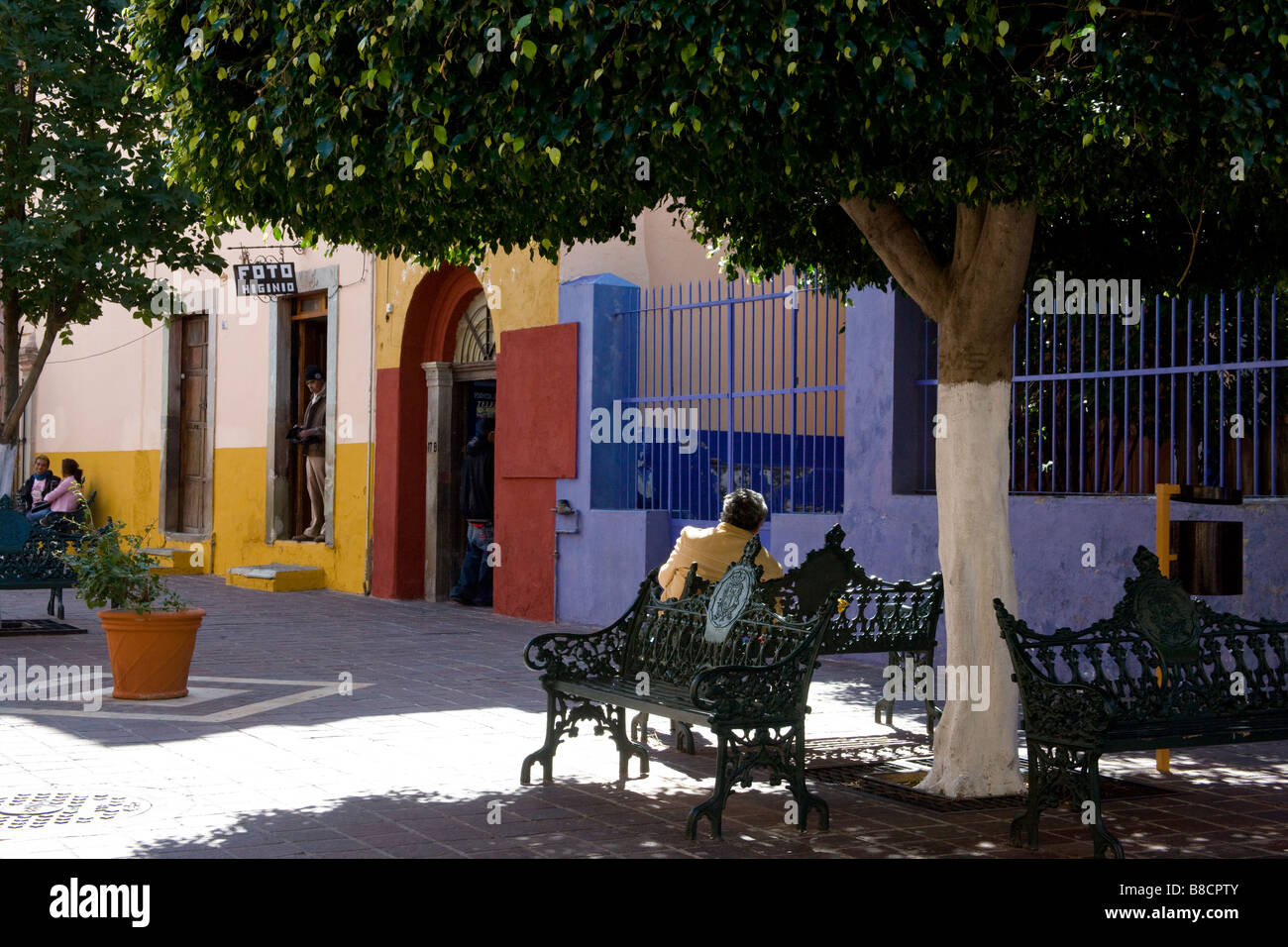 Colorful street scene hi-res stock photography and images - Alamy