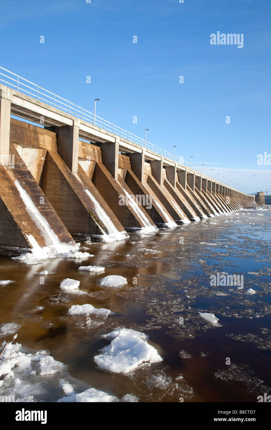 Hydroelectric power plant's main dam in Merikoski in River Oulujoki ...