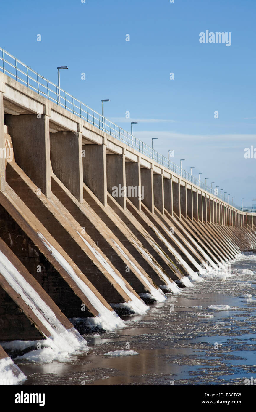 Hydroelectric power plant's main dam in Merikoski in River Oulujoki ...