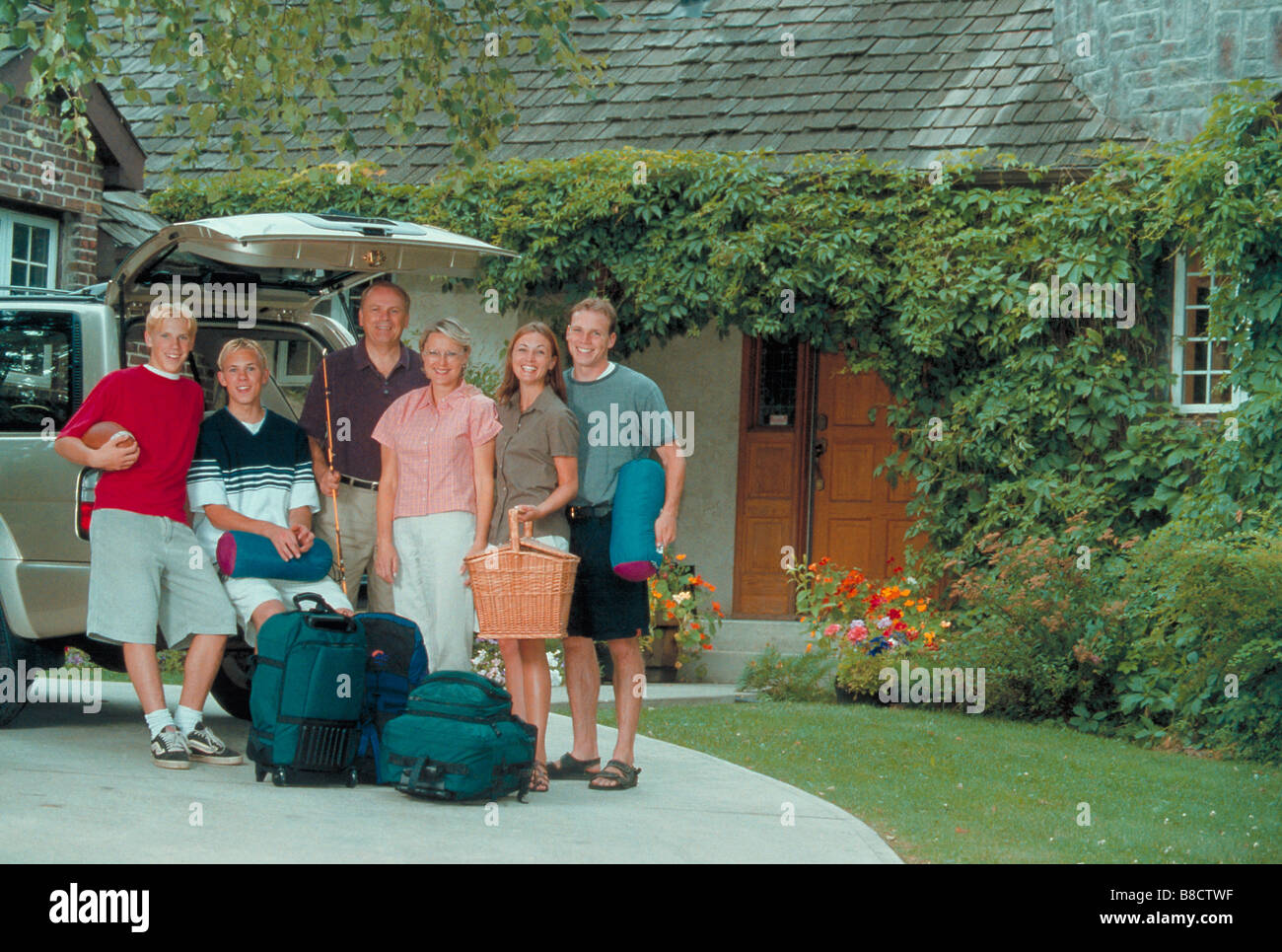 FV0712, Darwin Wiggett; Portrait family house standing beside car Stock ...