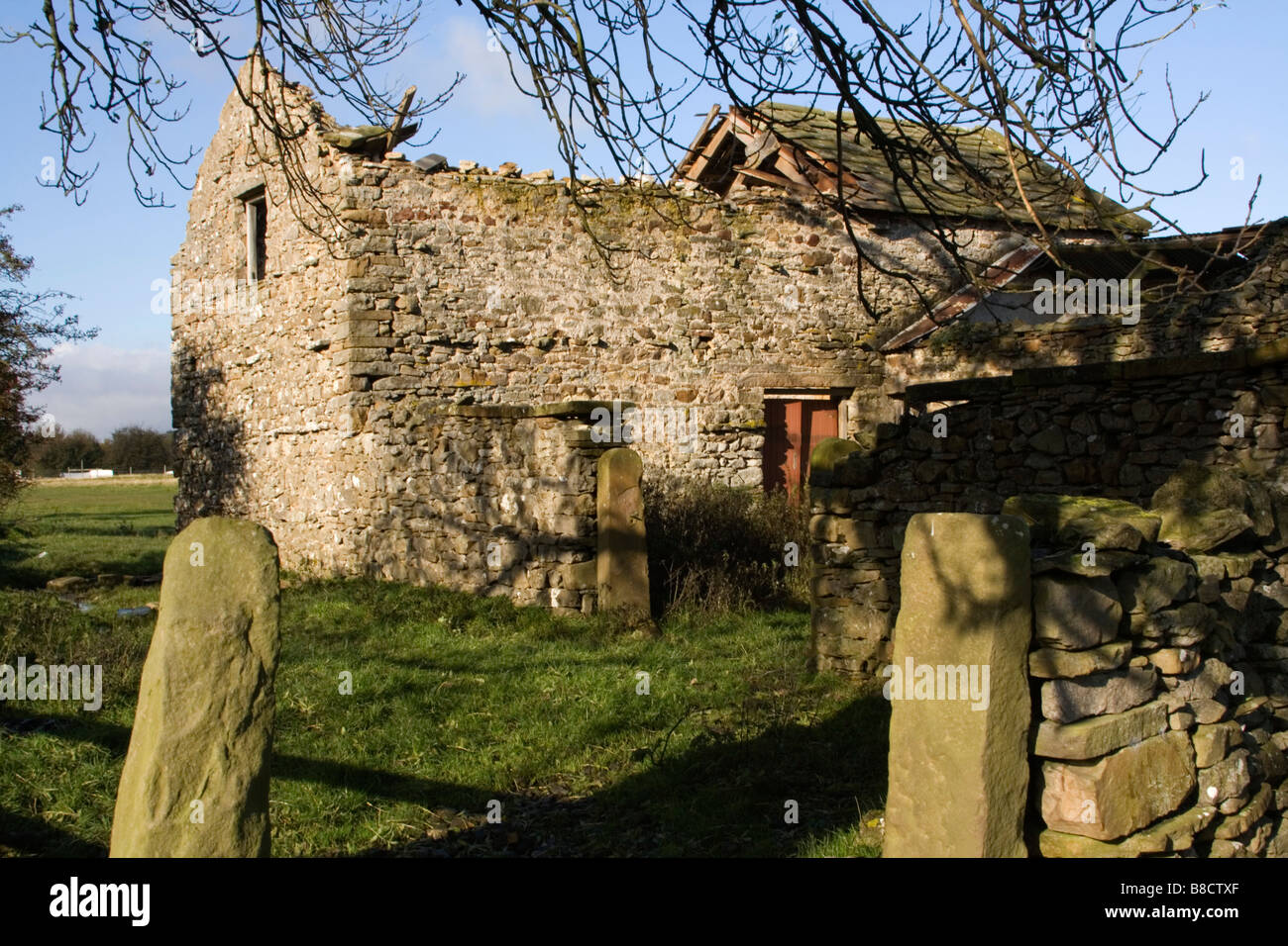 ruin farm building Stock Photo - Alamy