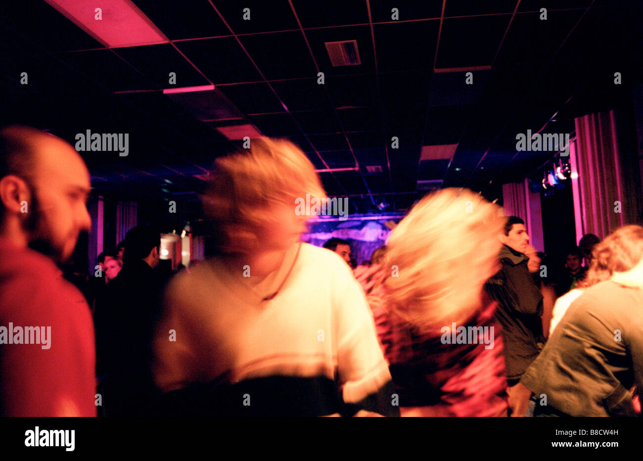 Photography of crowd at music gig, Dancing to the music Stock Photo - Alamy