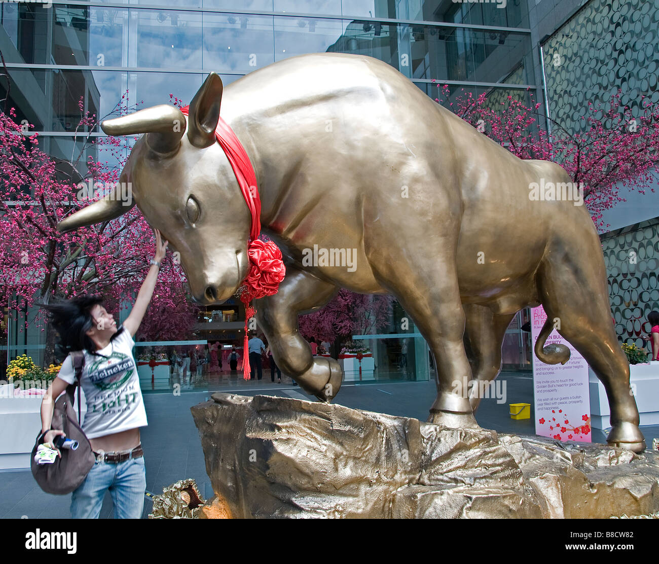 The Largest Golden Bull peak of fortune Lunar Year Chinese New Year ...