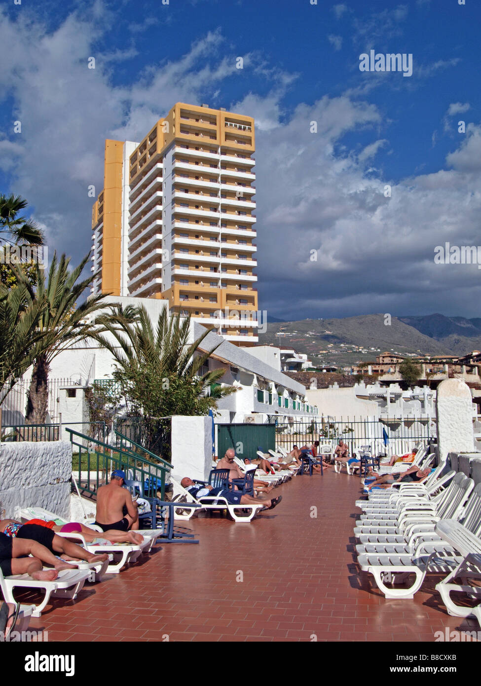 Modern high rise building hotel hi-res stock photography and images - Alamy