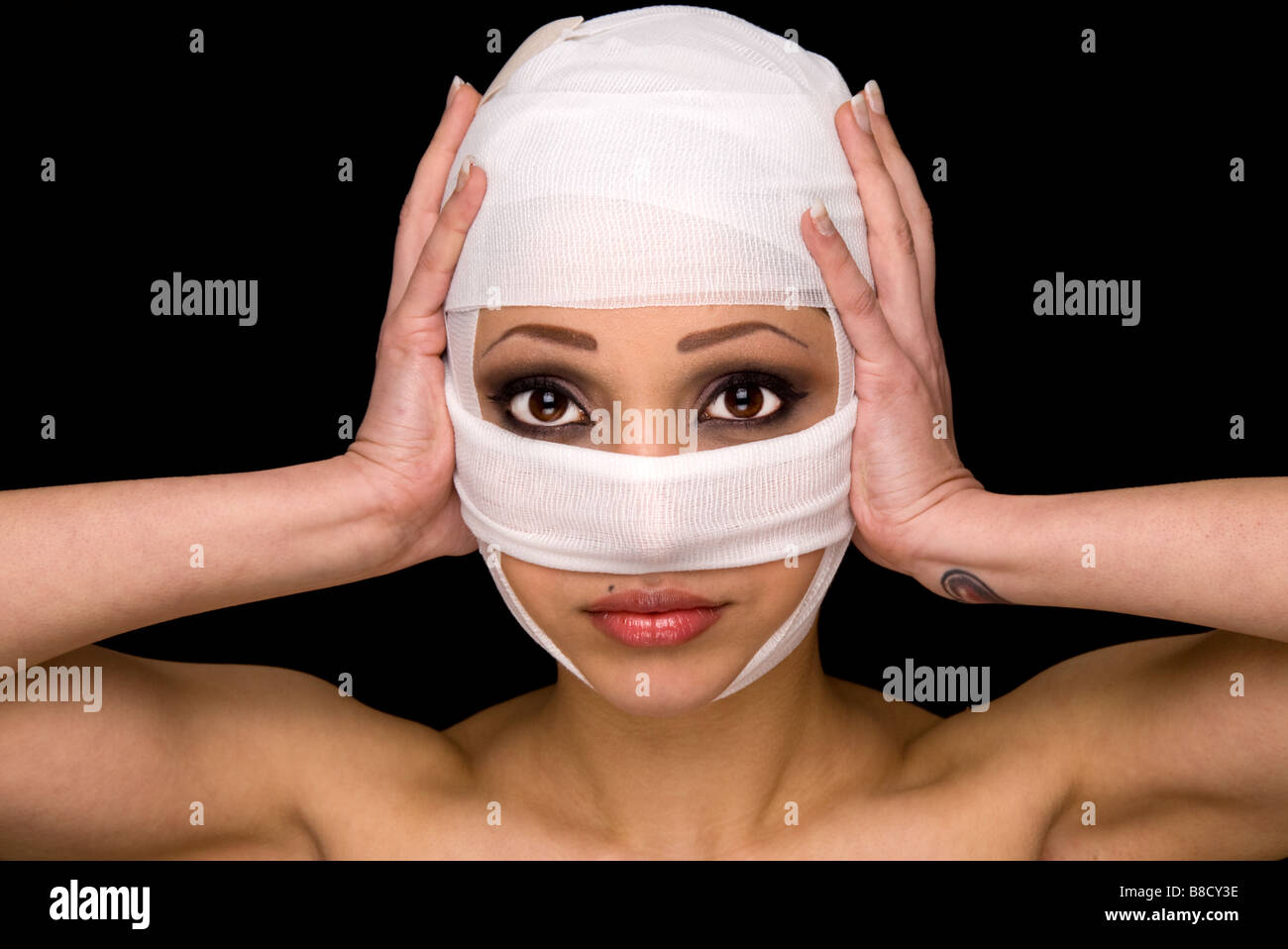 woman with bandaged head Stock Photo - Alamy