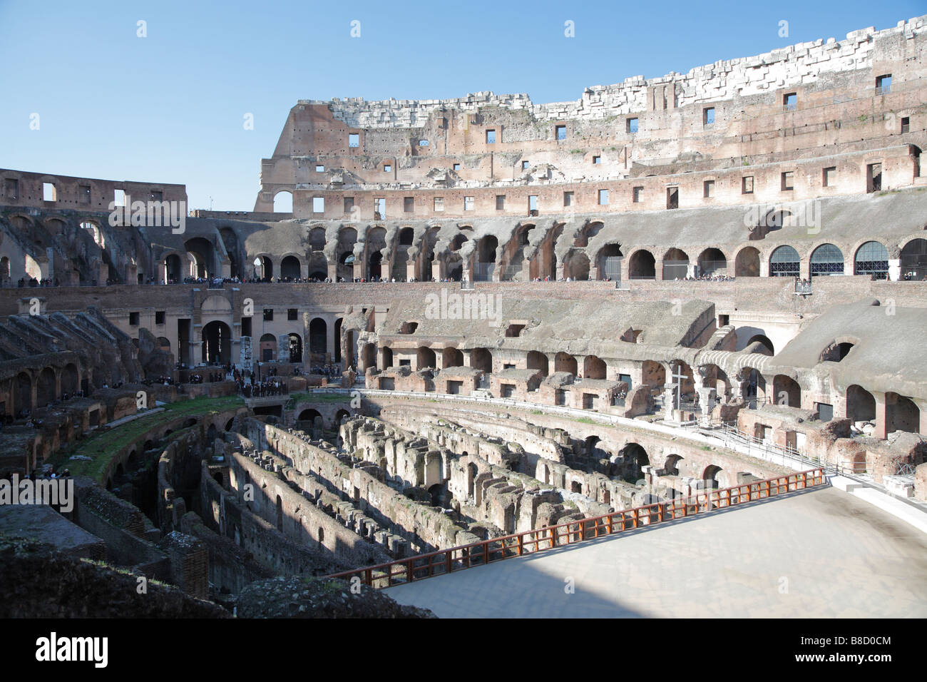 Tourists inside the colosseum rome hi-res stock photography and images ...