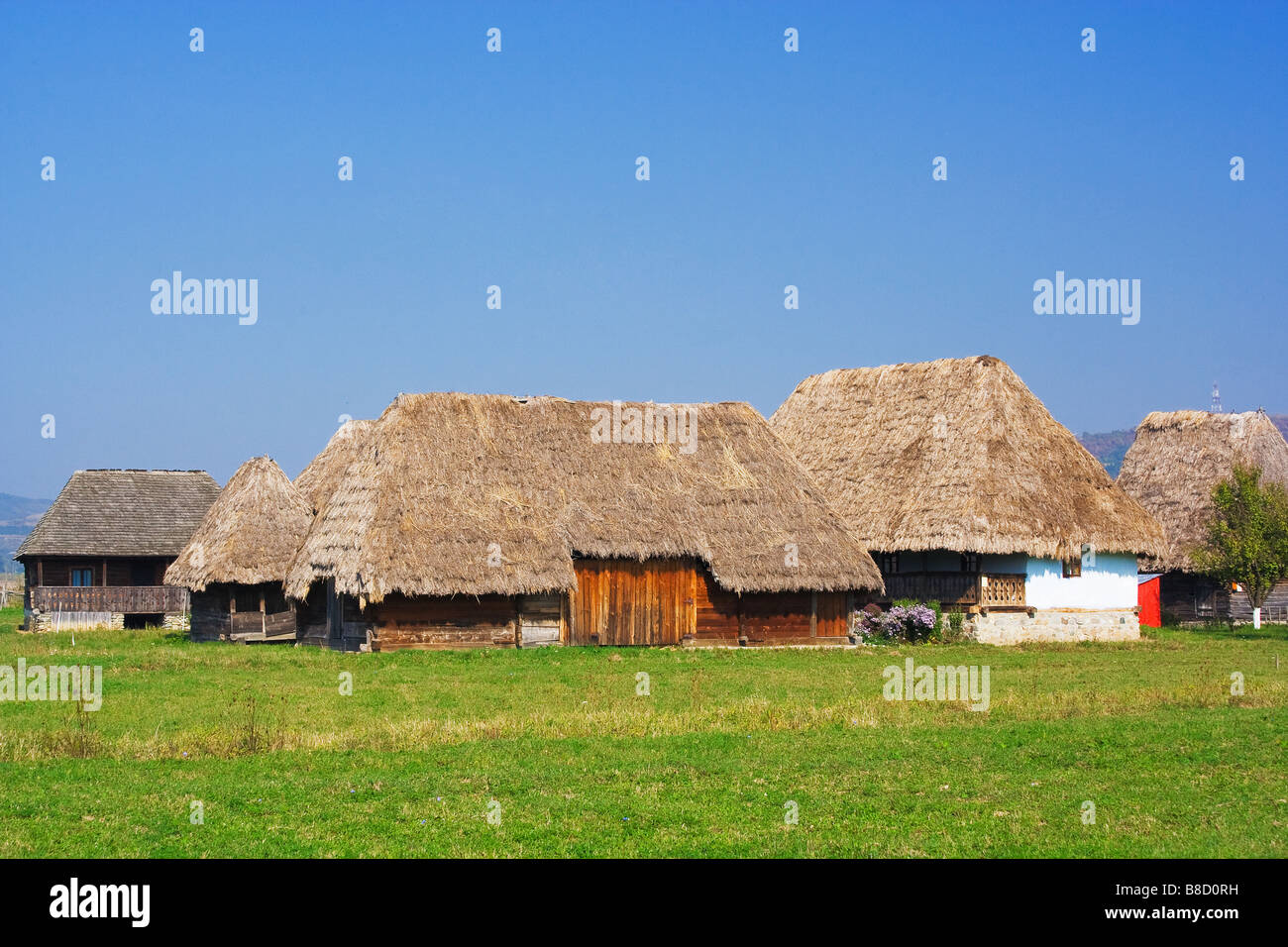 Old stone barn thatched roof hi-res stock photography and images - Alamy