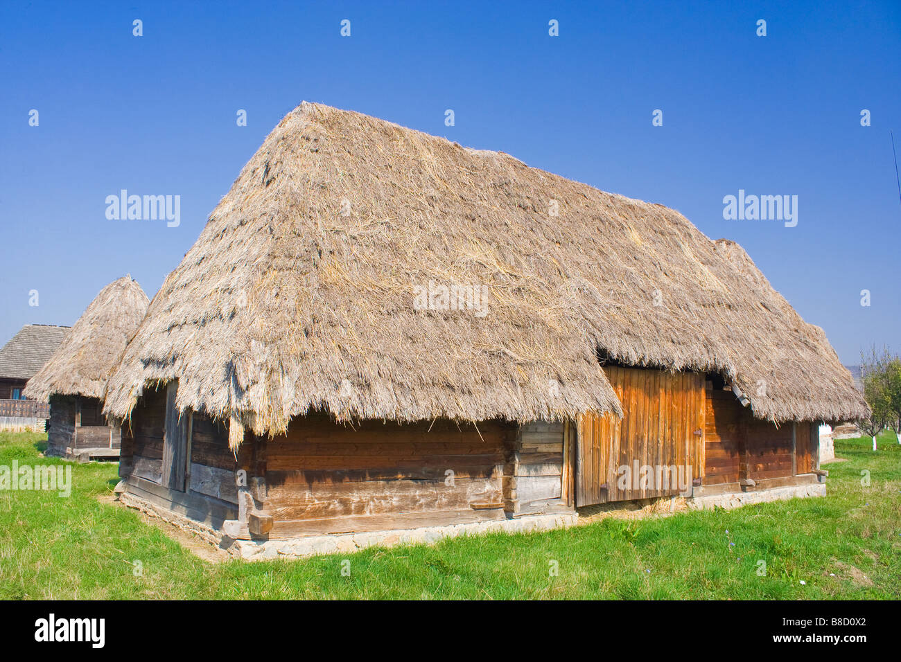 Old stone barn thatched roof hi-res stock photography and images - Alamy