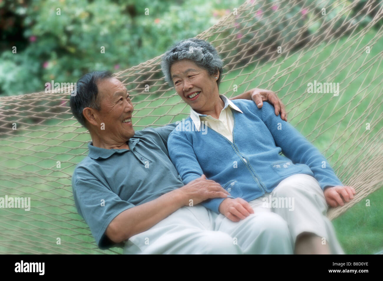 FV2576, Trevor Bonderud; Older couple relaxing hammock Stock Photo - Alamy