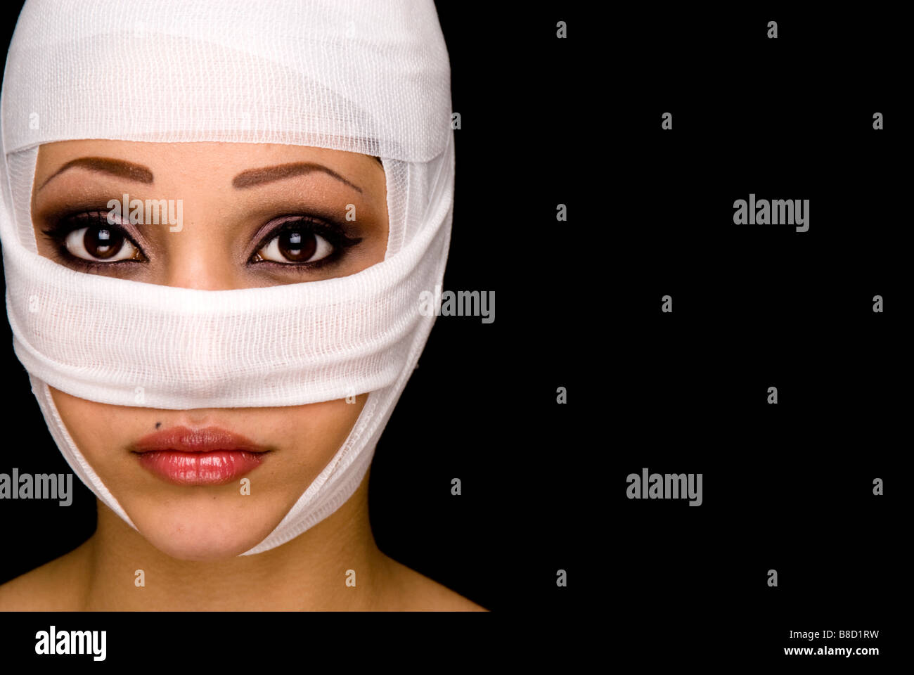 woman with bandaged head Stock Photo - Alamy