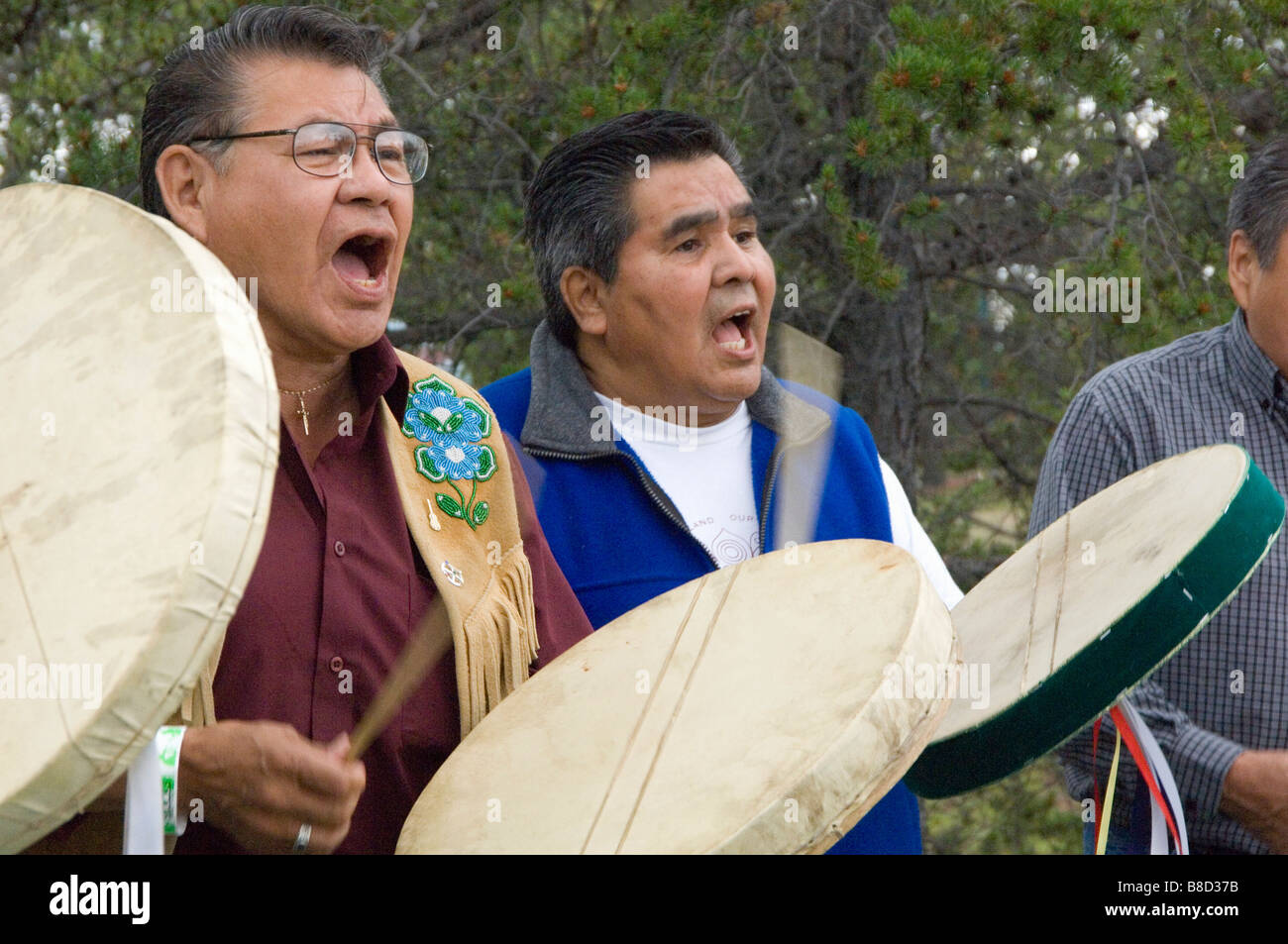 Canada aboriginal drumming hi-res stock photography and images - Alamy