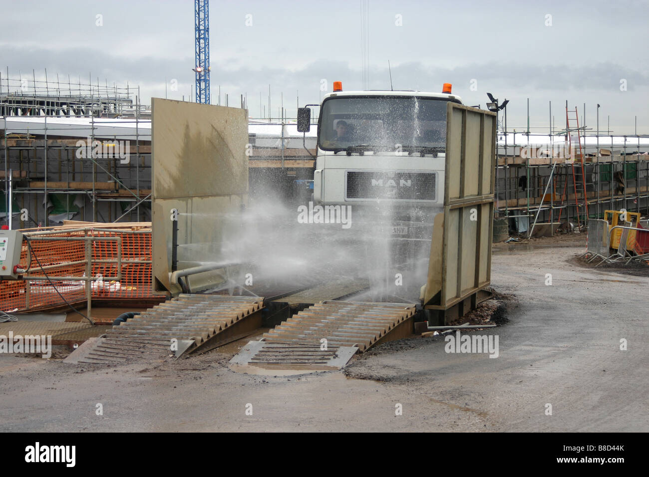 September 2006 - Truck passing through a chassis washing unit before ...