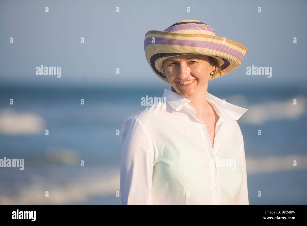 Five women at a beach hi-res stock photography and images - Alamy