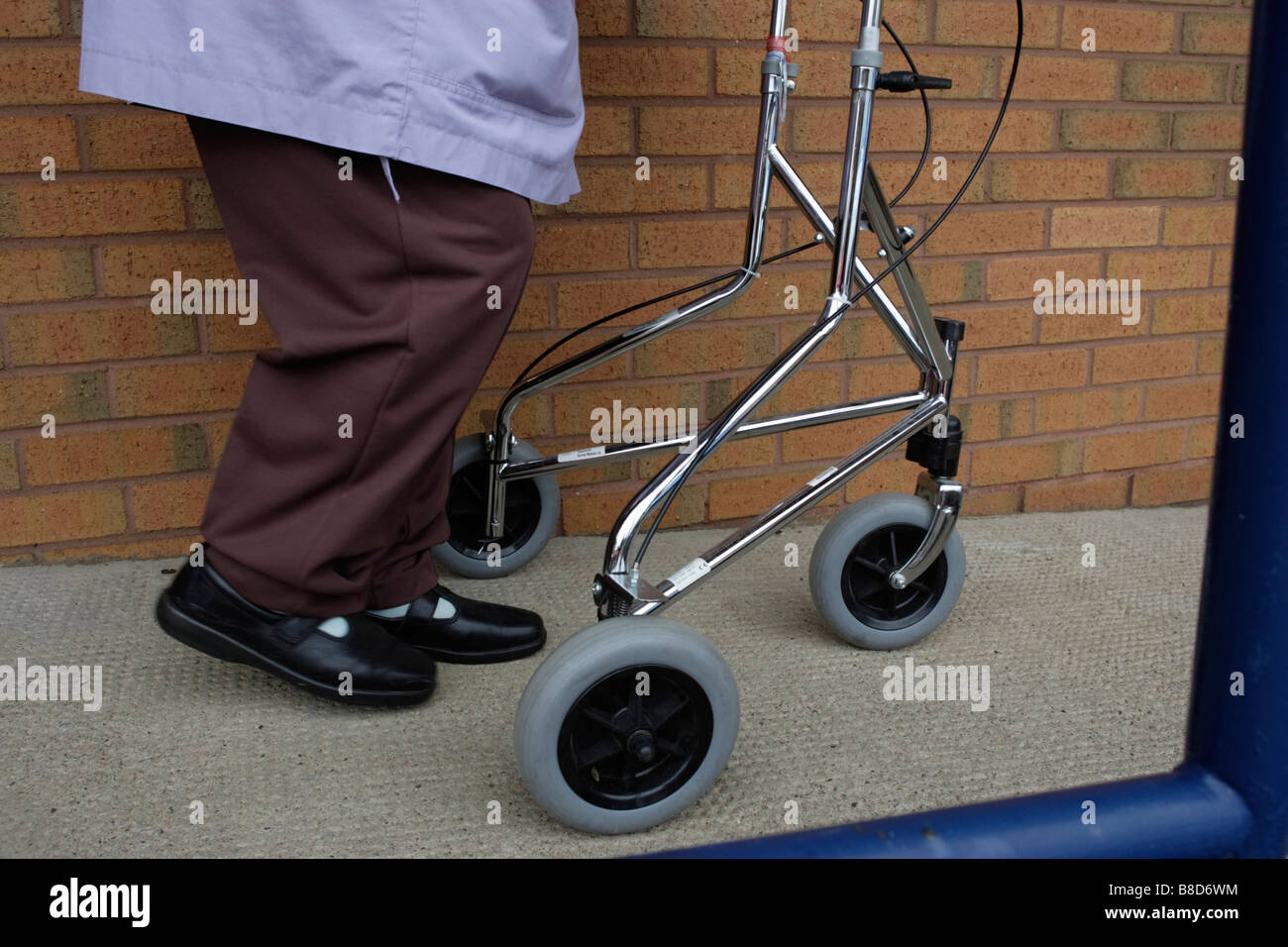 Wheeled zimmer frame hi-res stock photography and images - Alamy