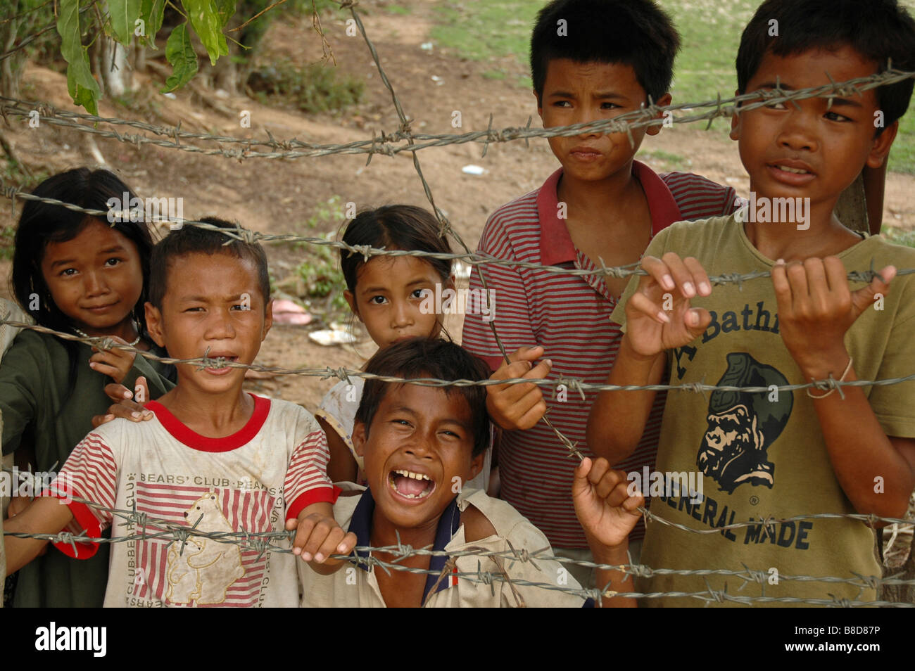 Children behind fence hi-res stock photography and images - Alamy