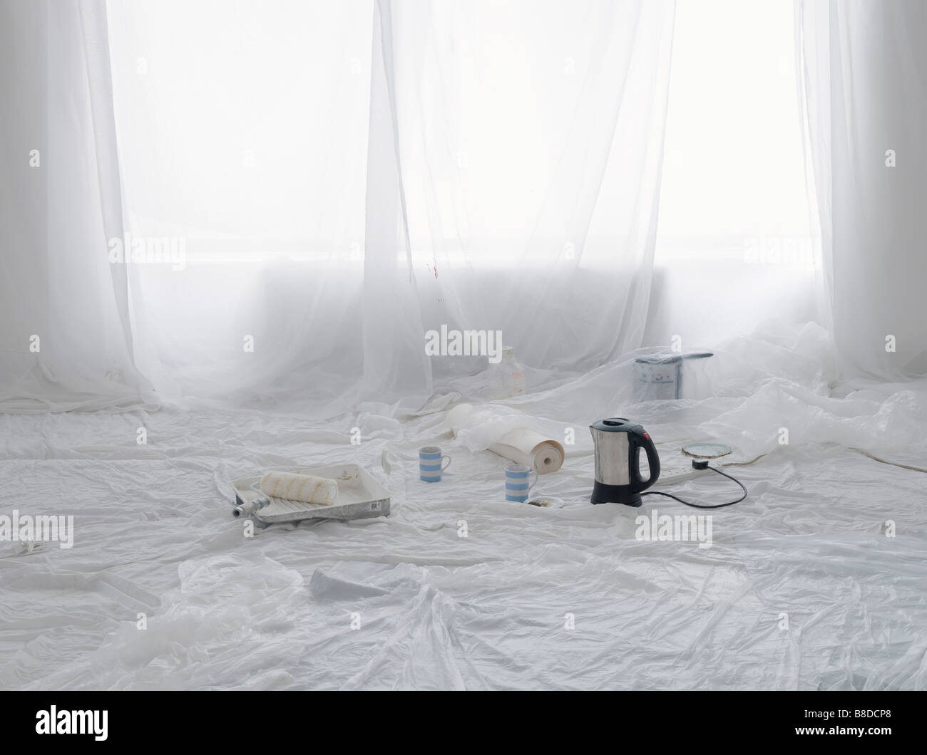 Empty room covered in dust hi-res stock photography and images - Alamy