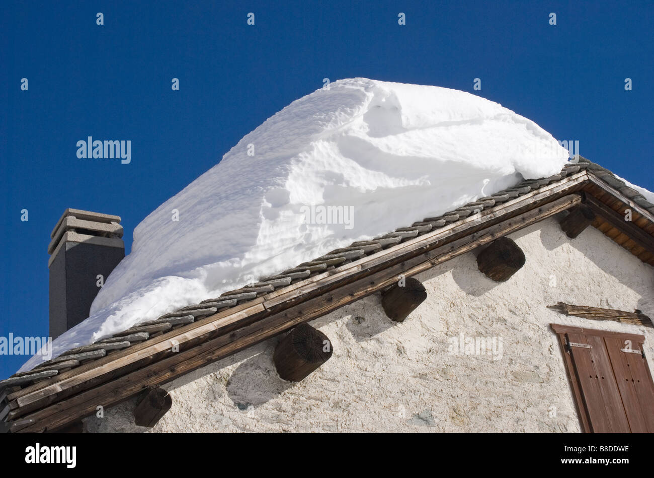 Snow on rooftop hi-res stock photography and images - Alamy