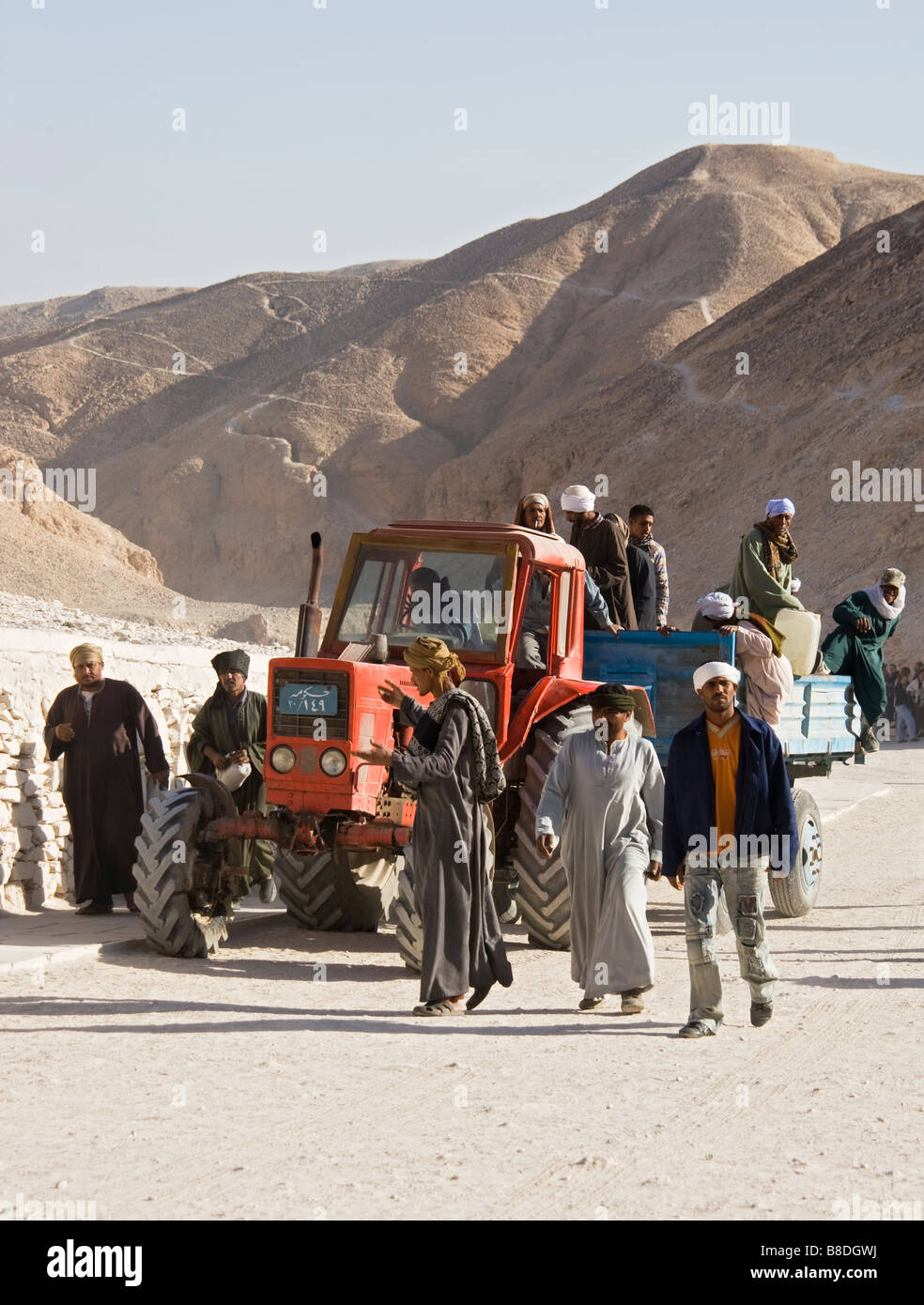 Egyptian workers at Valley of the Kings Stock Photo - Alamy