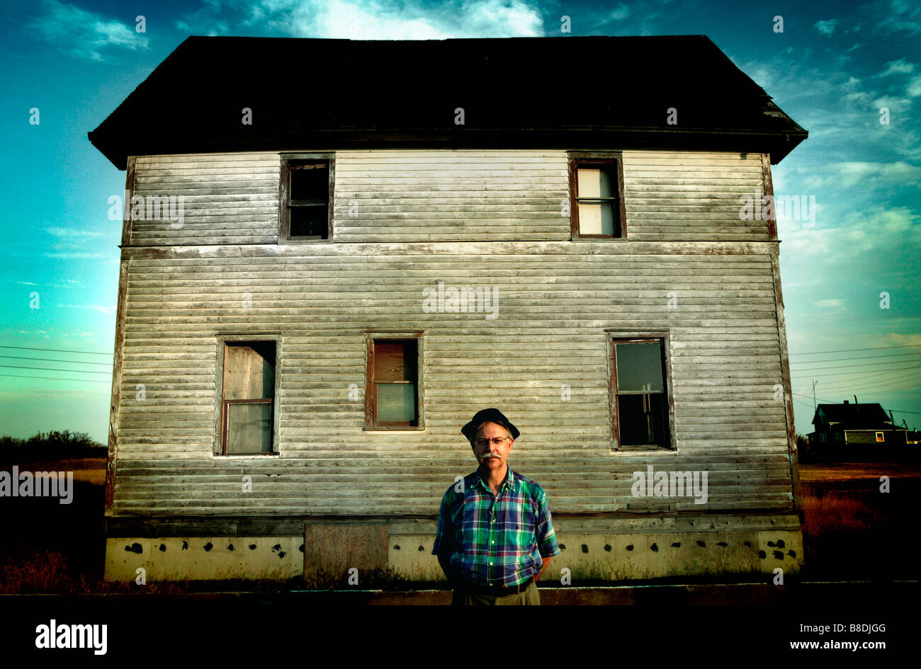 Old man alone in house hi-res stock photography and images - Alamy