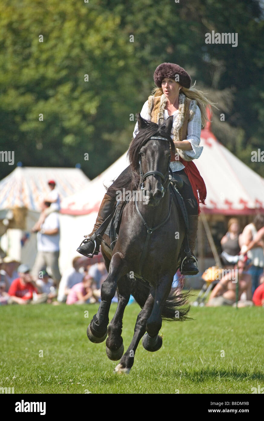 Lady riding a horse hi-res stock photography and images - Alamy