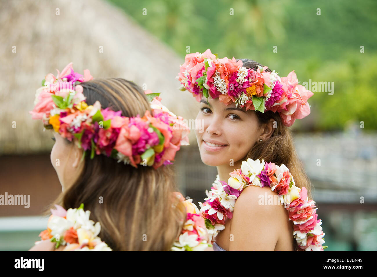Young women with flowers in hair in moorea Stock Photo - Alamy