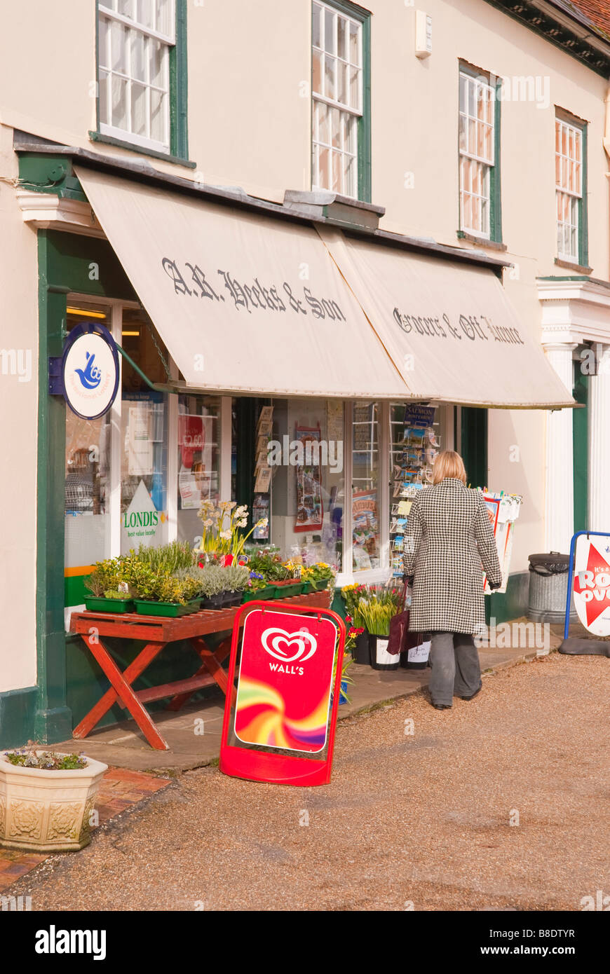 Entering english village hi-res stock photography and images - Alamy