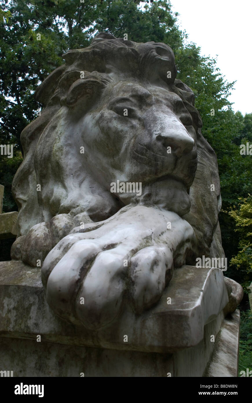 Lion monument Abney Park Cemetery Stock Photo - Alamy