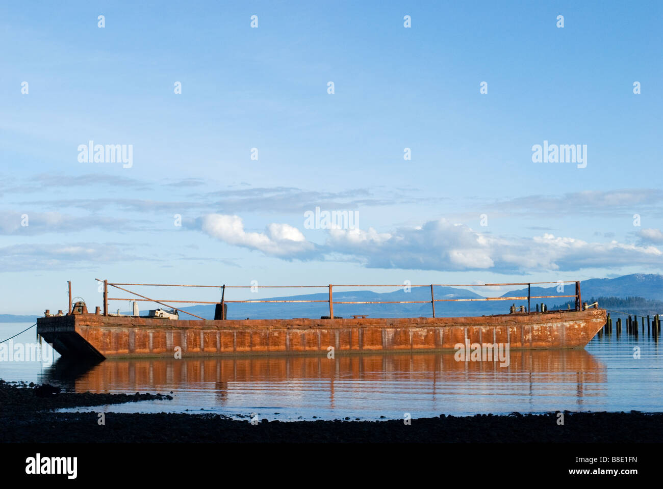 Abandoned barge hi-res stock photography and images - Alamy