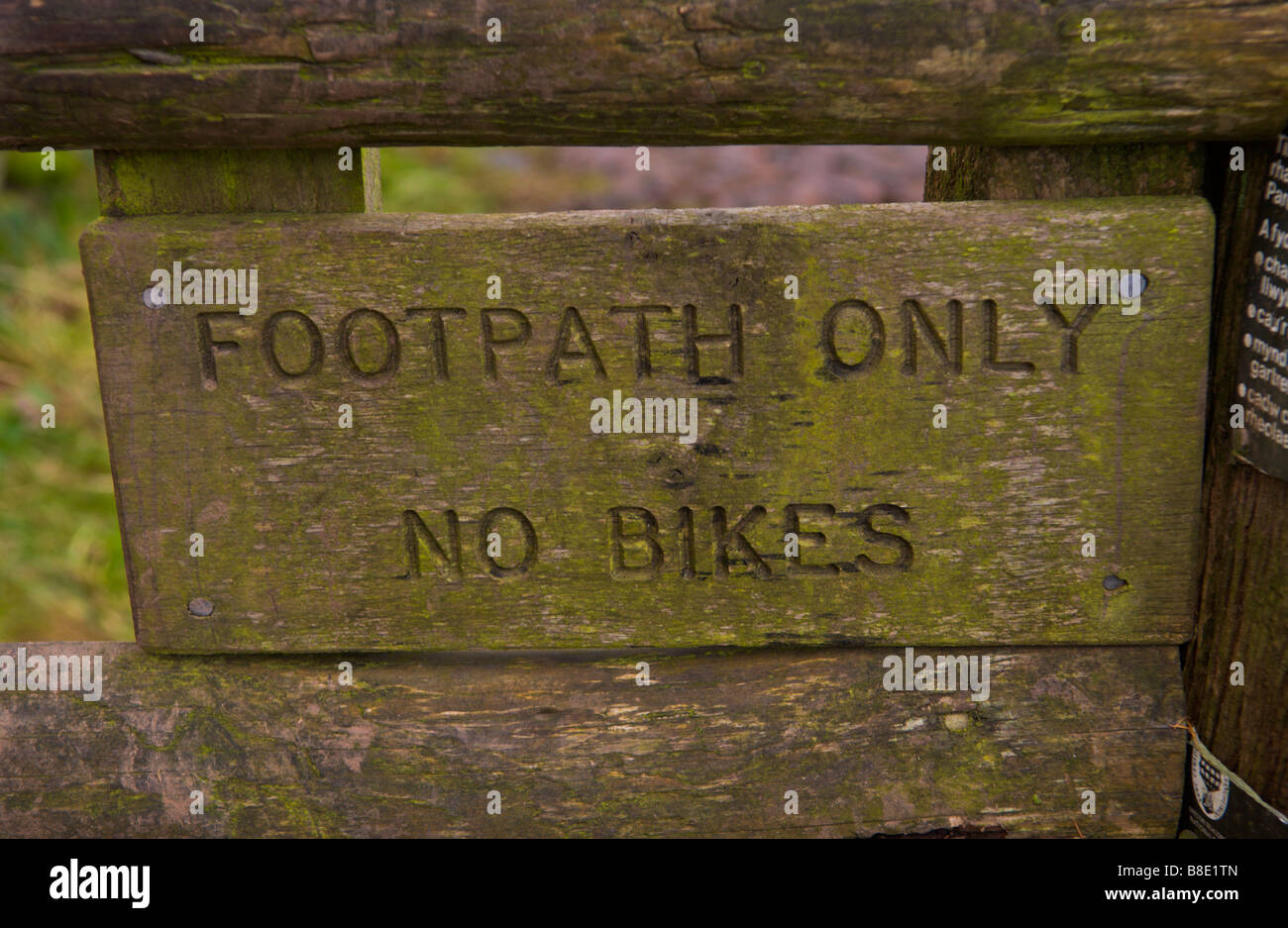 Footpath only sign hi-res stock photography and images - Alamy