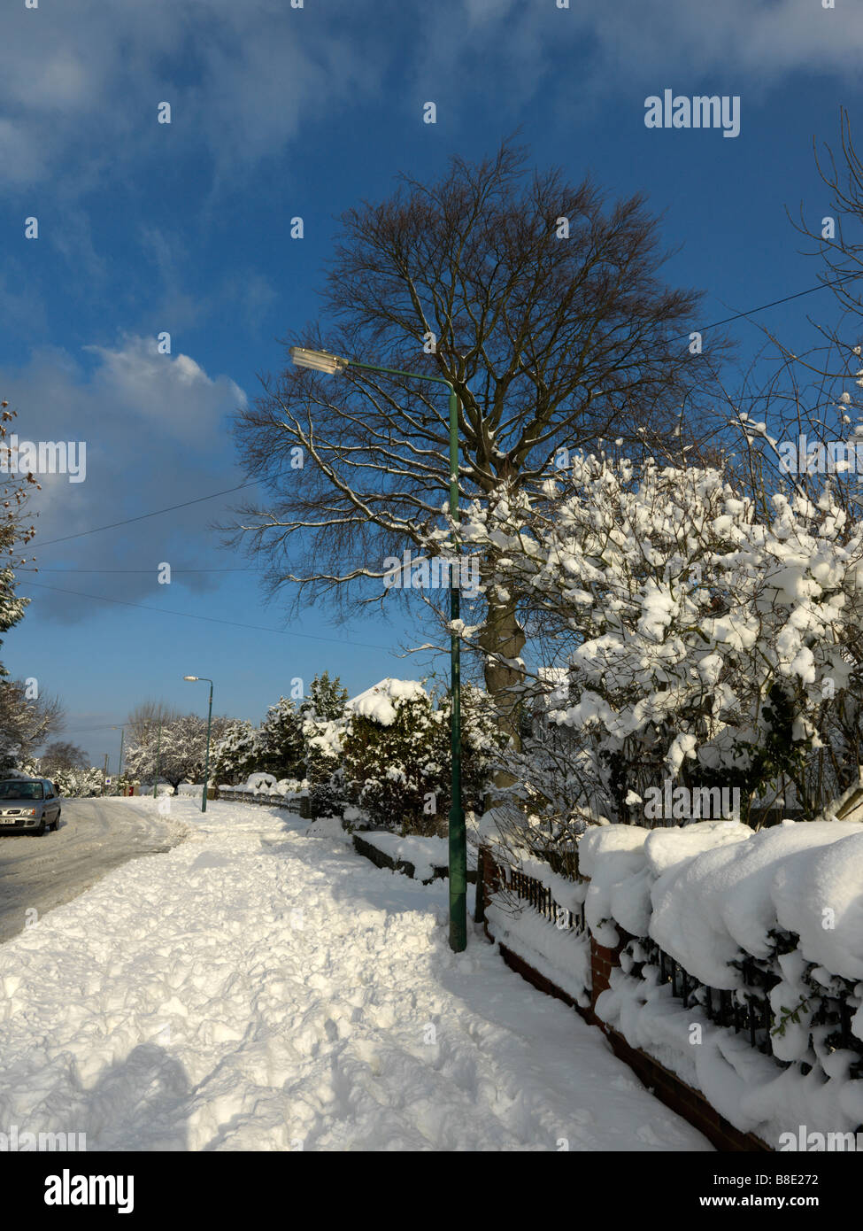 Surrey snow street scene hi-res stock photography and images - Alamy