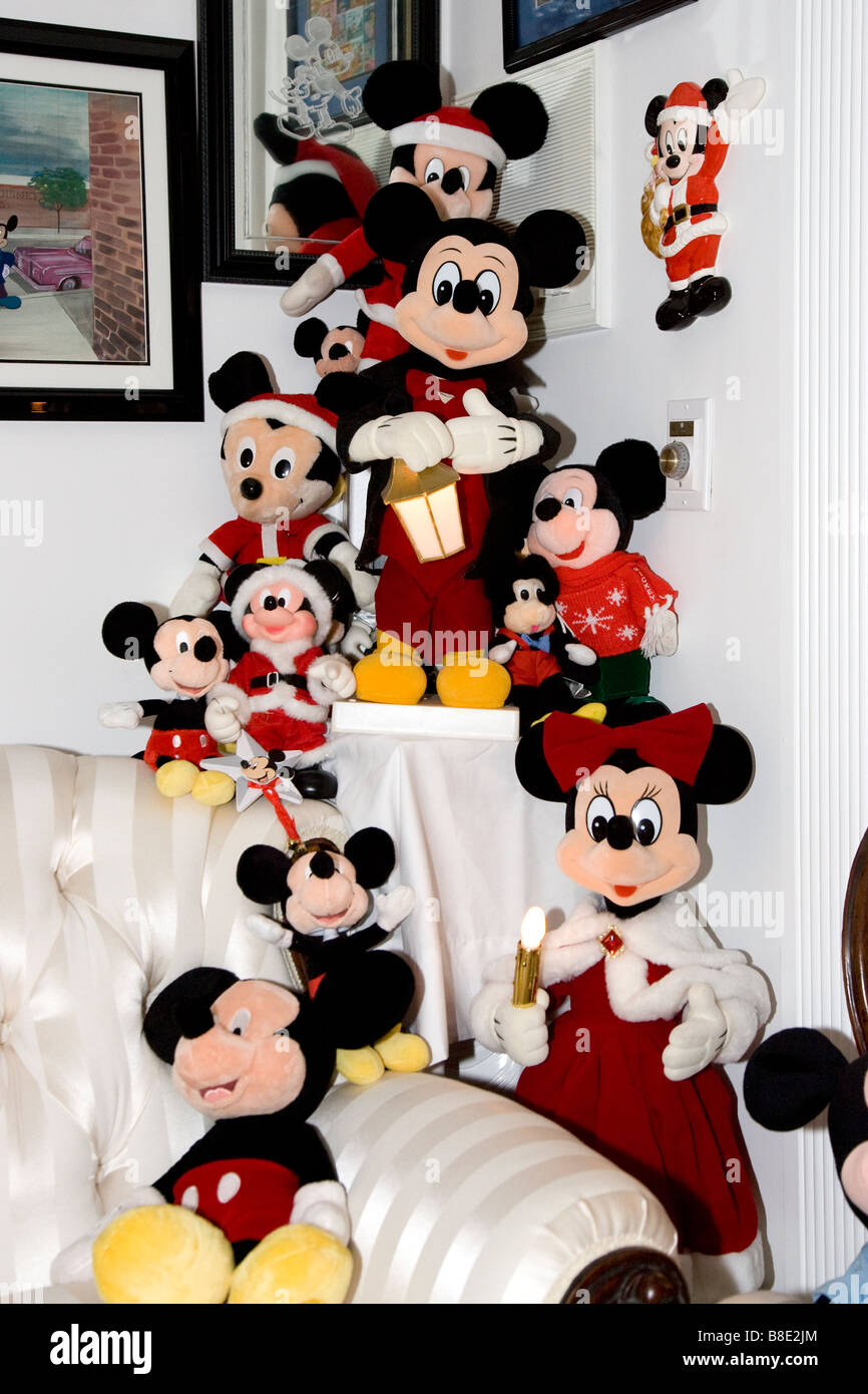 Mickey and minnie dolls hi-res stock photography and images - Alamy