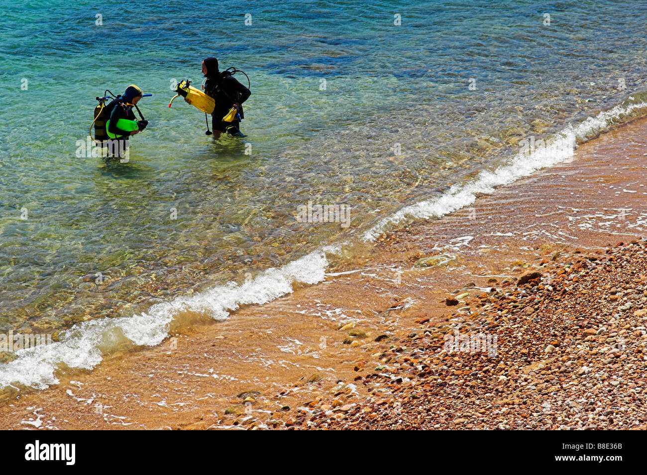 Scuba divers shore beach dive hi-res stock photography and images - Alamy