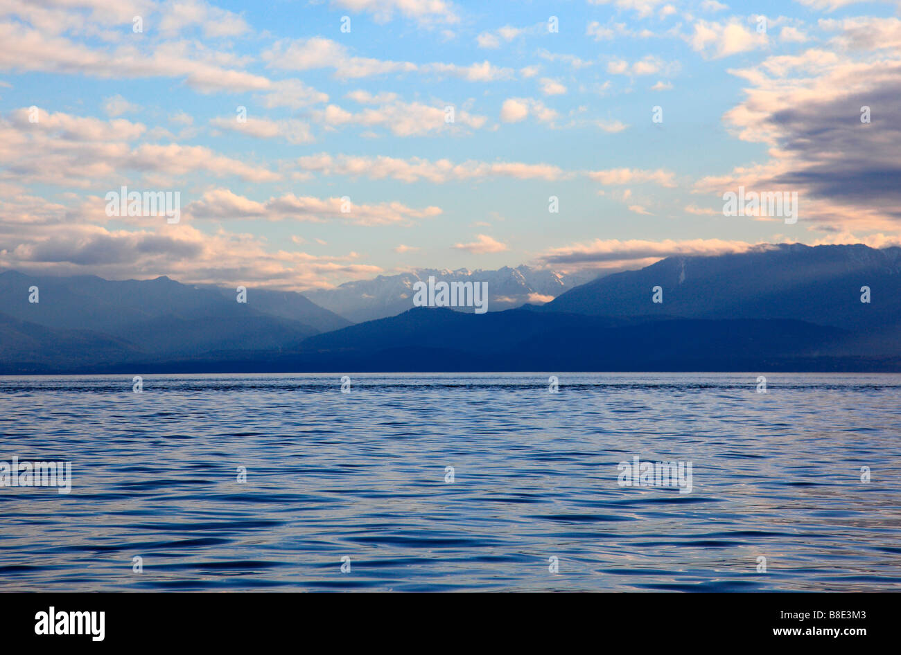 Blue sky and distant mountains hi-res stock photography and images - Alamy