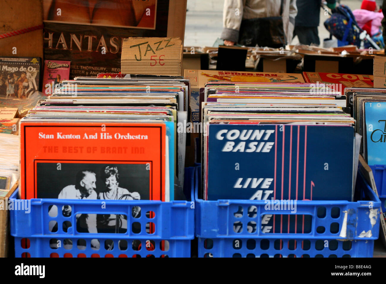 Secondhand vinyl records hi-res stock photography and images - Alamy